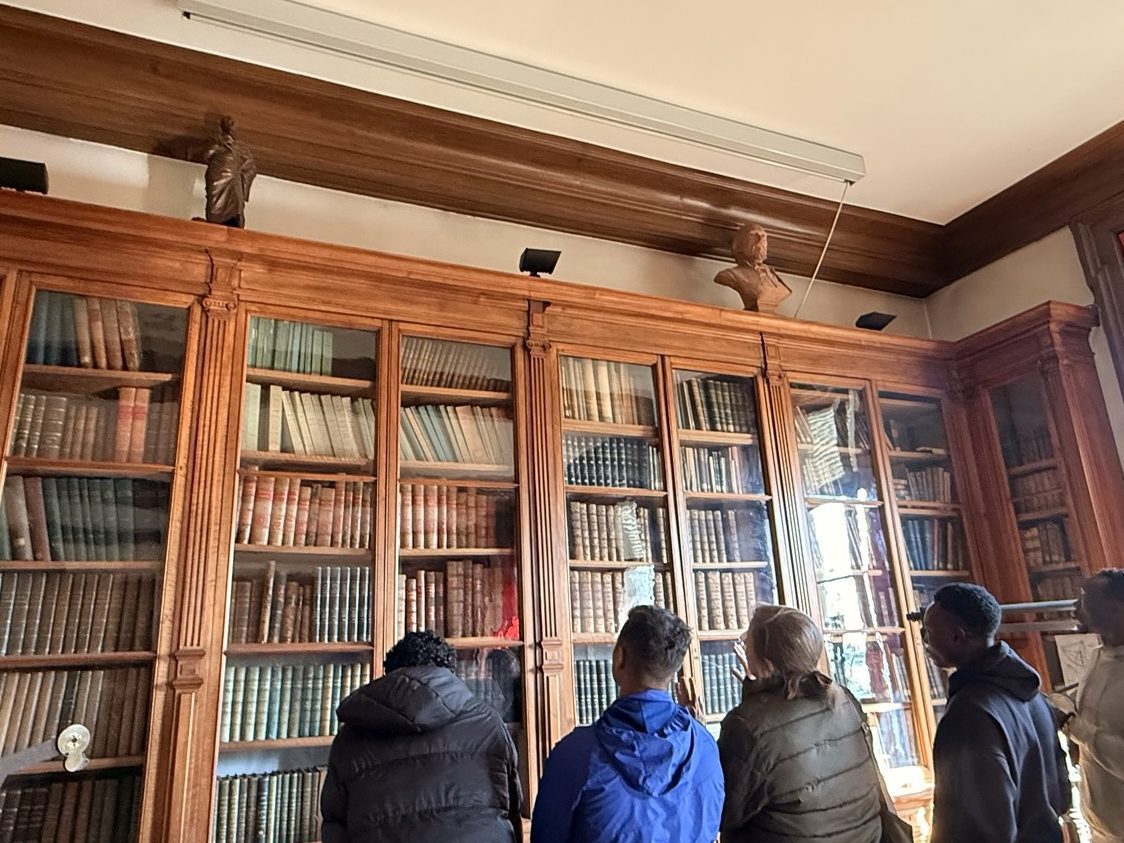 Tes écouteurs t’espionnent (vraiment) : C’est quoi WhisperPair, ce hack ...